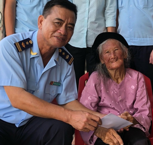 Hải quan Vạn Gia thăm, tặng quà Bà mẹ Việt Nam Anh hùng - Báo Quảng ...