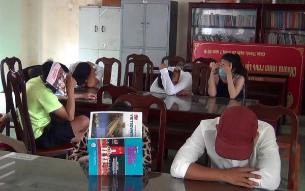 Chủ cơ sở karaoke lén lút mở cửa cho khách vào chơi ma túy - Báo Quảng ...