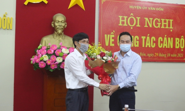 Đồng chí Trương Mạnh Hùng, Chủ tịch UBND huyện được bầu giữ chức vụ Bí thư Huyện ủy Vân Đồn ...