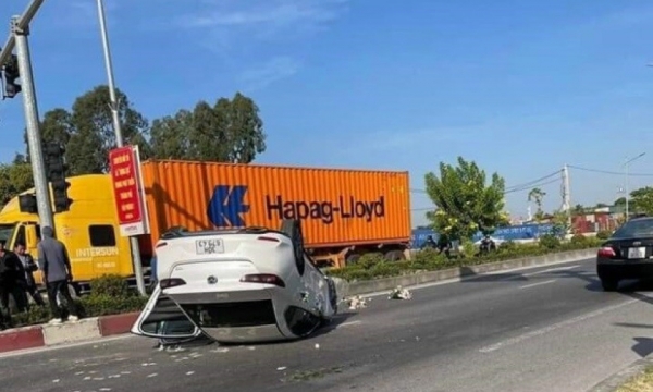 Xe đưa dâu tông dải phân cách, lật ngửa trên đường Bùi Viện - Báo Quảng ...