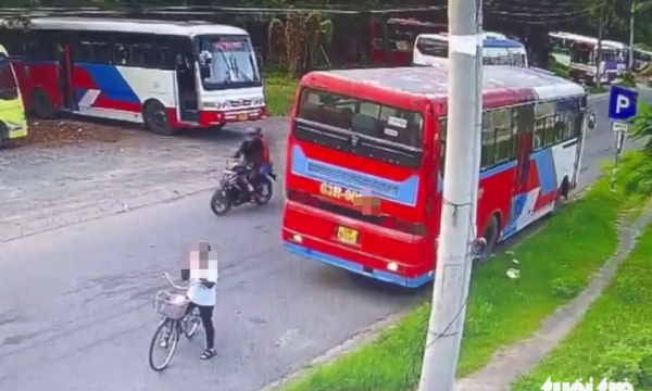 Dừng xe đạp nghe điện thoại, nữ công nhân bị xe khách lùi cán chết ...