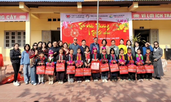 Tặng quà Tết cho giáo viên và học sinh vùng cao - Báo Quảng Ninh điện tử