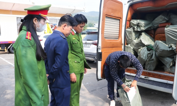 Vân Đồn: Bắt giữ xe khách chở 1.200 gói xúc xích không rõ nguồn gốc ...