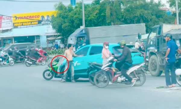 Khống chế người đàn ông cầm dao chặn ô tô công nghệ ở TPHCM - Báo Quảng ...