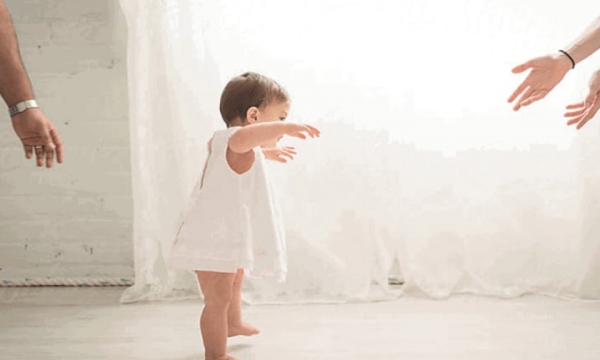 Trẻ chập chững học đi nên mang giày hay chân đất tốt hơn? - Báo Quảng ...