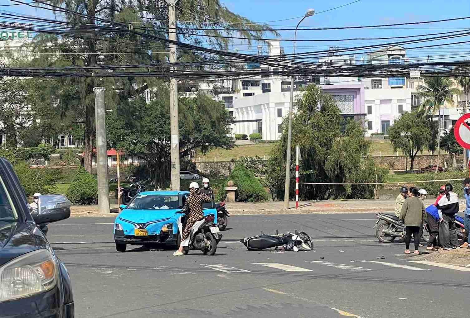 Xe máy va chạm với taxi ở Lâm Đồng, 2 thanh niên nhập viện - Báo Quảng ...