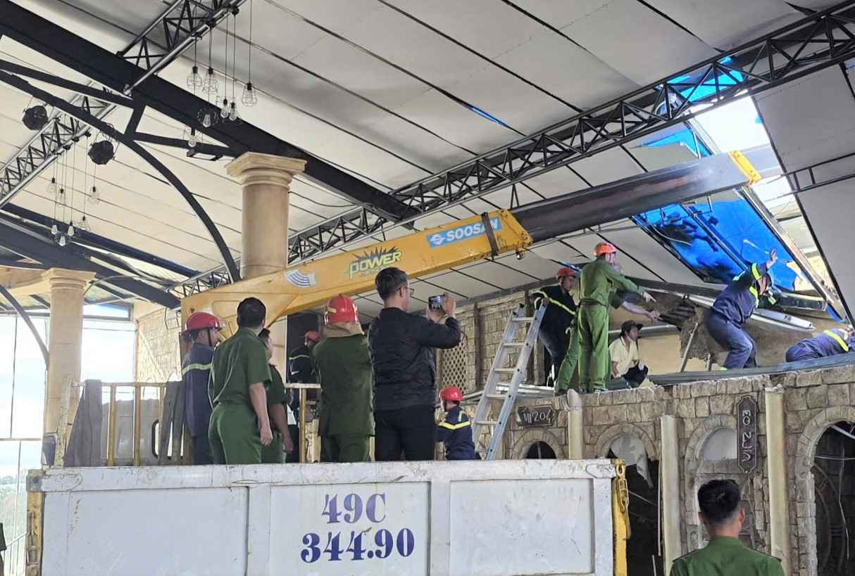 Sập dầm mái nhà hàng ở Đà Lạt, một công nhân bị đè tử vong - Báo Quảng ...