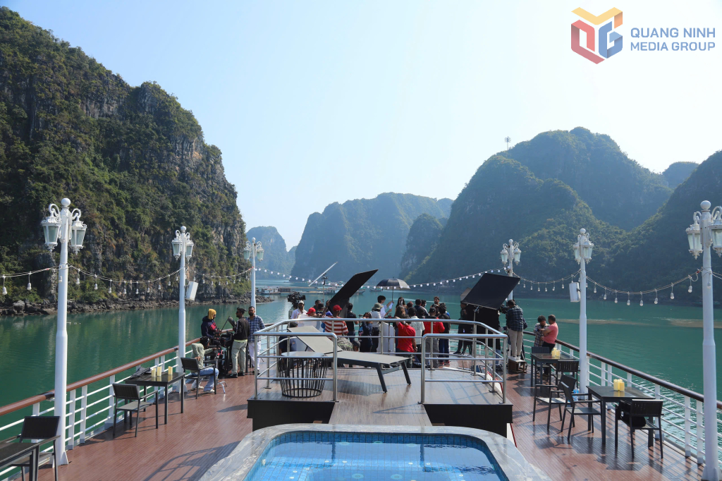 Ấn tượng đoàn làm phim Bollywood ghi hình trên Vịnh Hạ Long - Báo Quảng ...