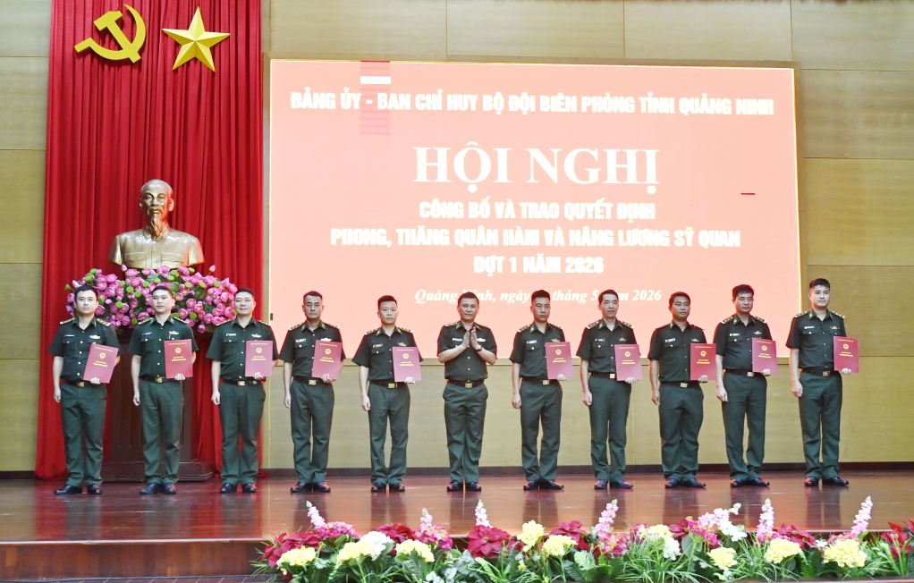 BĐBP tỉnh: Trao quyết định thăng quân hàm, nâng lương cho 56 sĩ quan ...