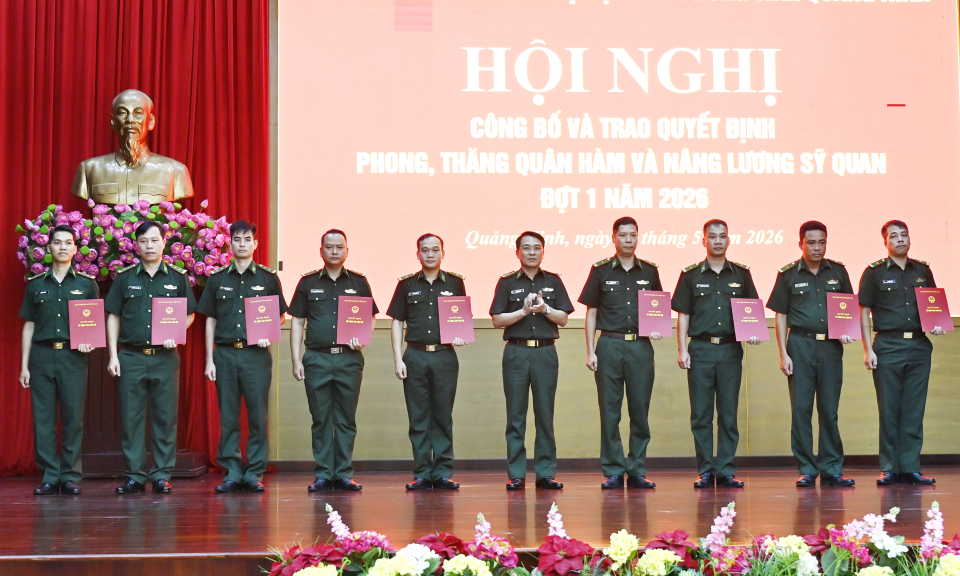 BĐBP tỉnh: Trao quyết định thăng quân hàm, nâng lương cho 56 sĩ quan ...